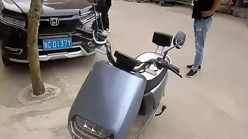 随意开车门引发事故,电动车驾驶员被撞飞,这样做太危险