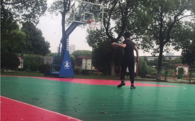 自己练习一下投篮,姿势太不正确了