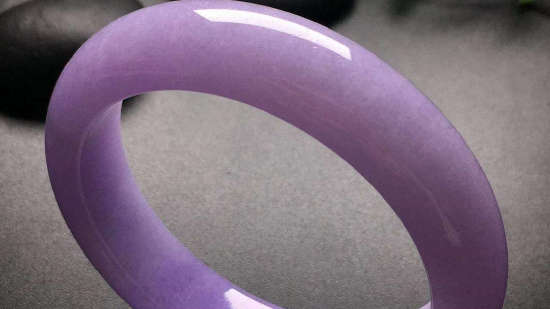 紫罗兰翡翠手镯你喜欢吗?这个形状的适合什么人戴呢?