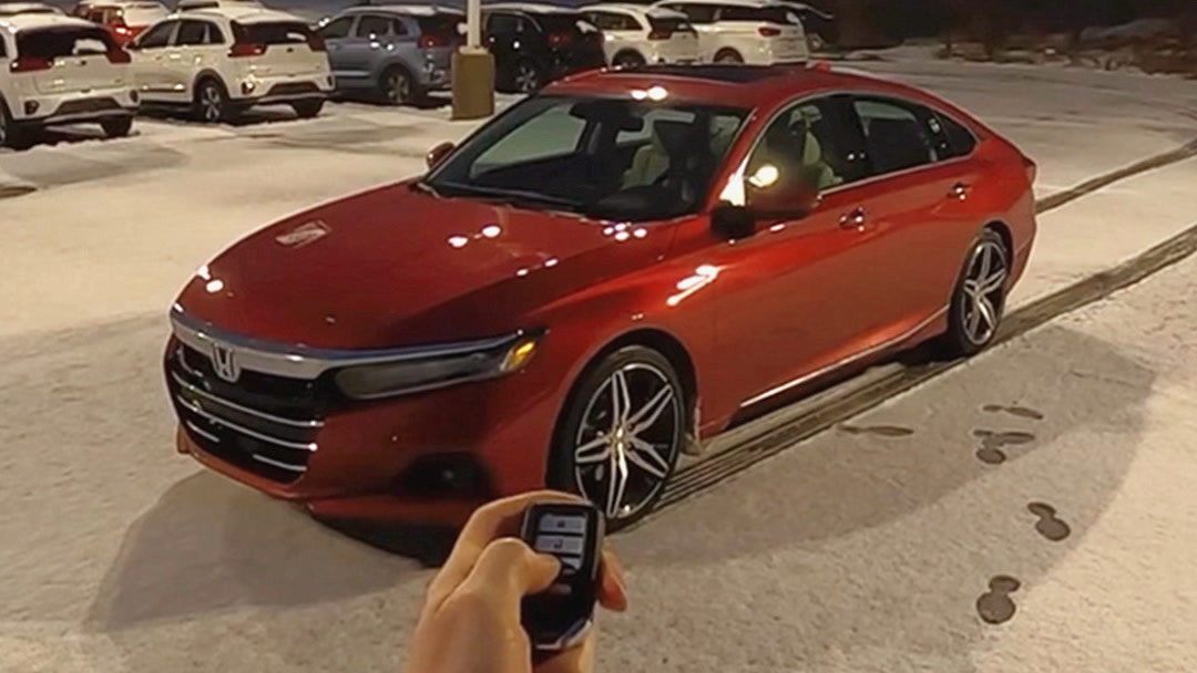 夜晚实拍2021款本田雅阁混动版,按下钥匙开上路,我放弃了亚洲龙