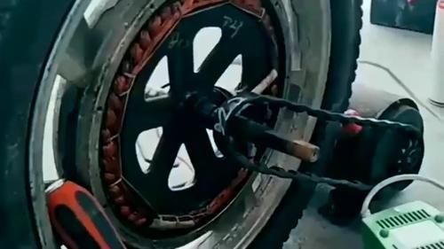 农村大哥的最新发明,自带的发电机,电动车可以边开边充电!