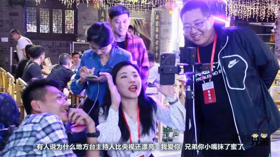 小伙参加活动全过程,除了吃就是和小姐姐互动,网友:羡慕了