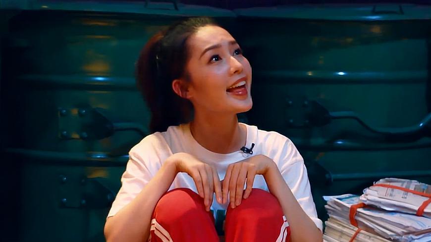李沁用心扮演狗狗,表情和动作简直太萌了!