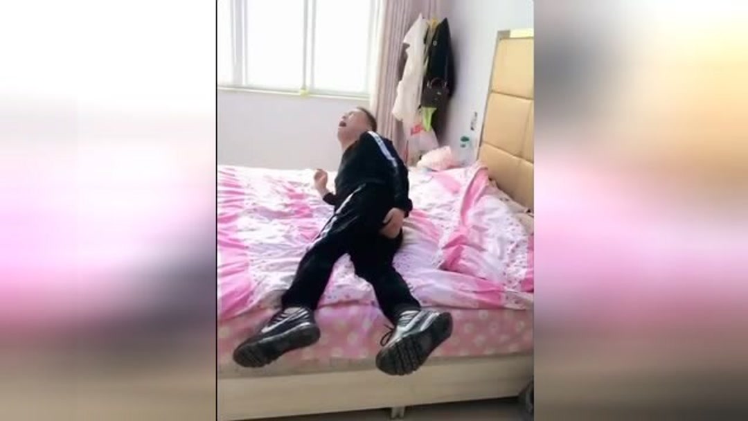 趁老公睡着了用注射器给老公打针,关键是你会打吗