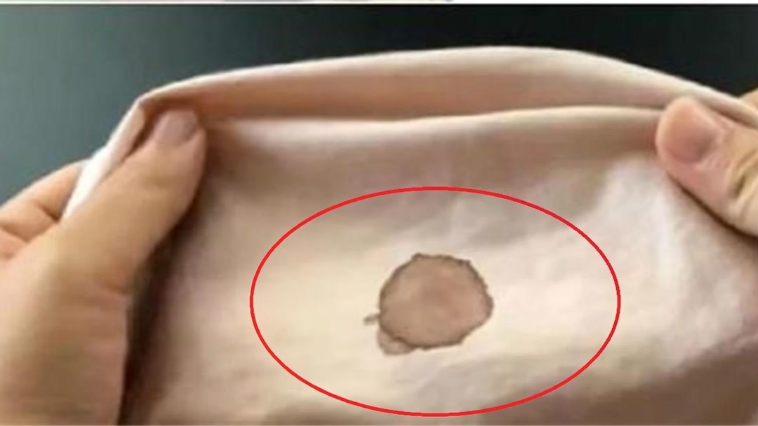 床单上撒一把,教你不用一滴水,顽固血渍立马全去除!学会快试试