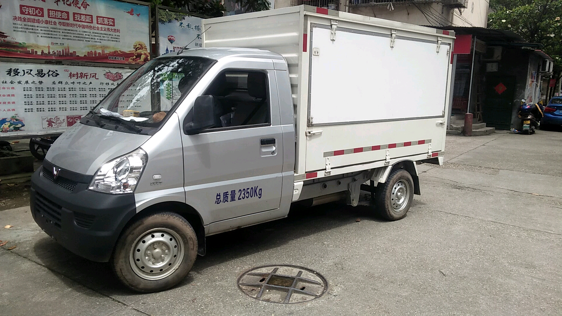 岳阳的五菱新款荣光银色单排翼开启厢式小货车(无牌照的)