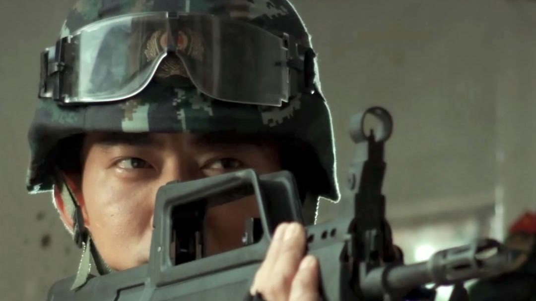 《排爆手》武警气势逼人