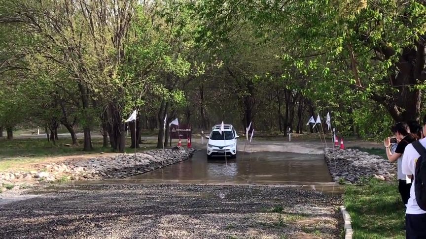 实拍一汽丰田rav4荣放500mm涉水,城市suv中的翘楚