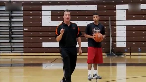 专业篮球教练为你解说应该如何练就正确的跳投