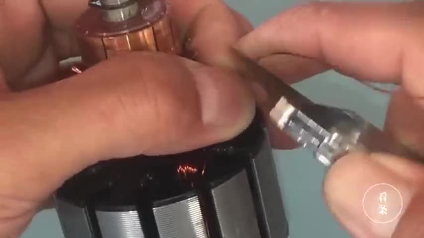 12v的直流电机烧坏了,小哥自己动手更换转子线圈,以后就这么修