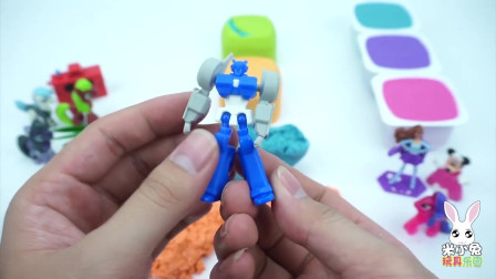 藏在太空沙里面的变形金刚玩具