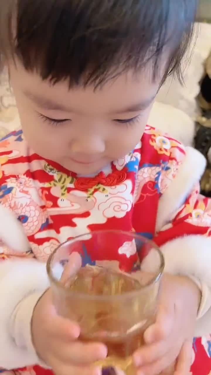枇杷秋梨膏秋冬天必备,老人孩子都可以吃,拍一发五瓶