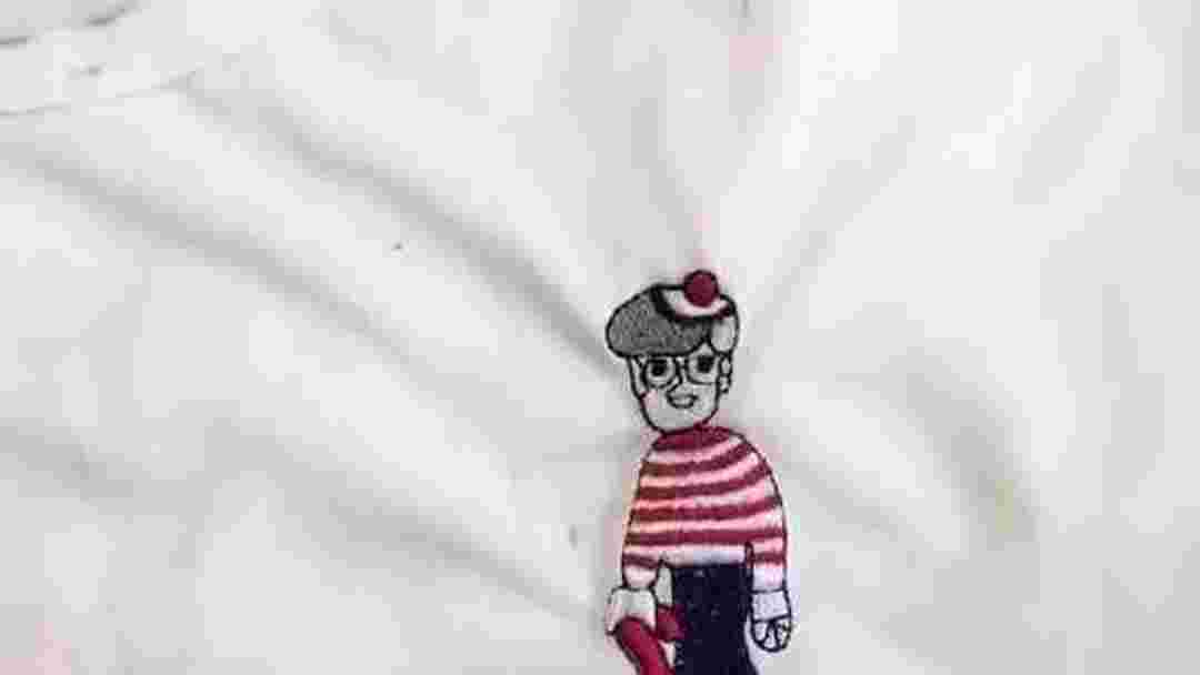 衣服上有锈斑用柠檬汁湿透衣服反复揉搓,再用肥皂正常清洗即可