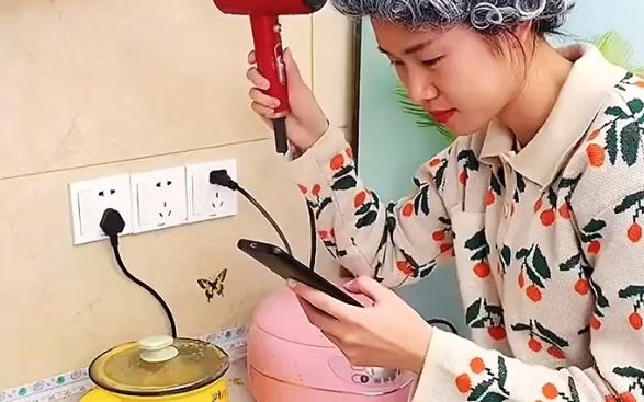 插头多了放在台面上不安全,用这个插头挂钩,不仅颜值高,收纳插座还...