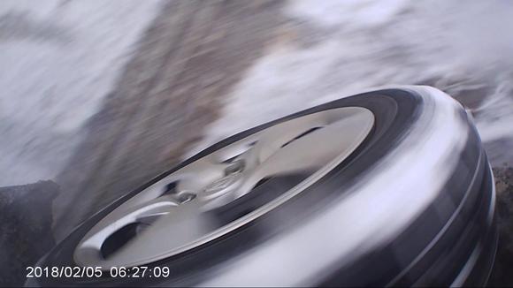 雪地里猛踩刹车,看ABS启动的效果