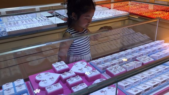 饭后一家人遛弯逛超市,闺女要买戒指送给我,可是没钱咋办?