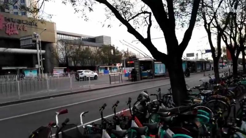 论北京公交的万能魔改北京公交无轨电车102路魔改集电杆版无轨鹰FK...