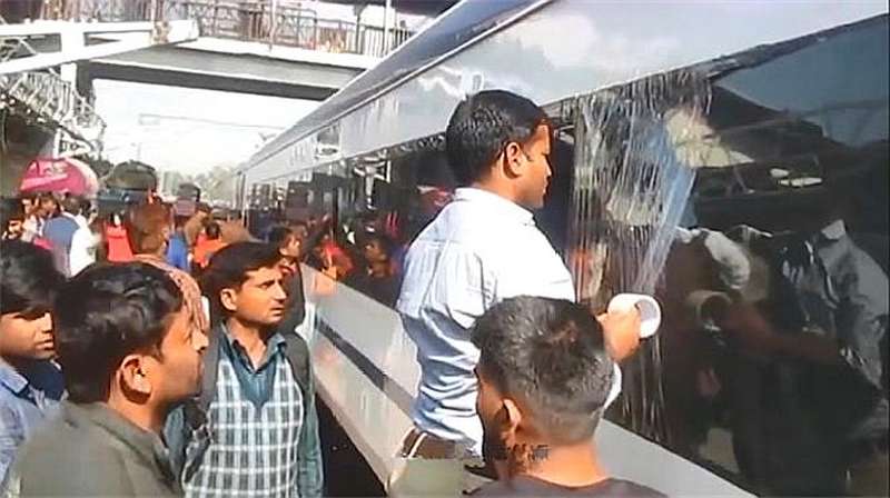 高铁玻璃破了后怎么修补?印度人又现神操作,这方法我是彻底服了