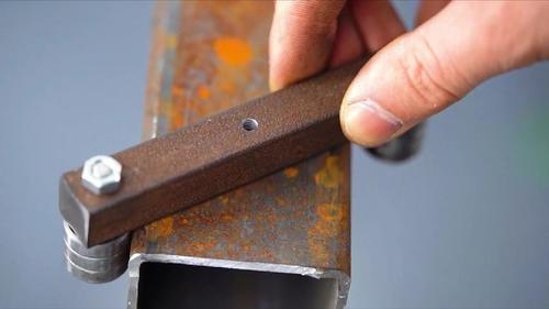 手电钻打孔总会打不正,教你做个辅助神器,轻松处理问题