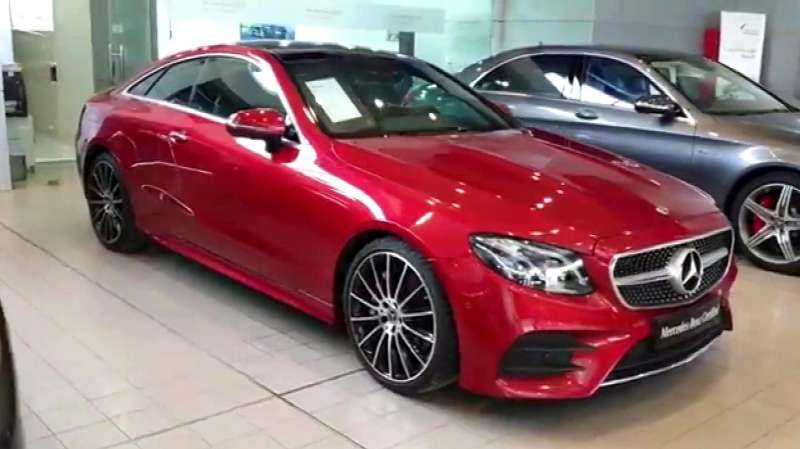 17款奔驰E300 Coupe红色版,打开无框车门看到驾驶室,真漂亮!