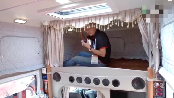 单排皮卡升顶房车升顶后前额头床坐姿体验
