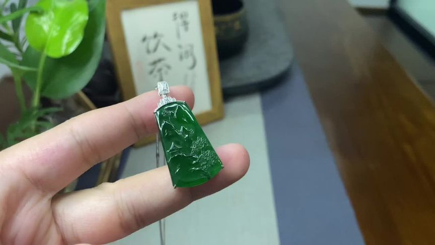 满绿山水牌吊坠色辣,浓郁 青翠 种色兼备 佩戴气质高雅。#翡翠