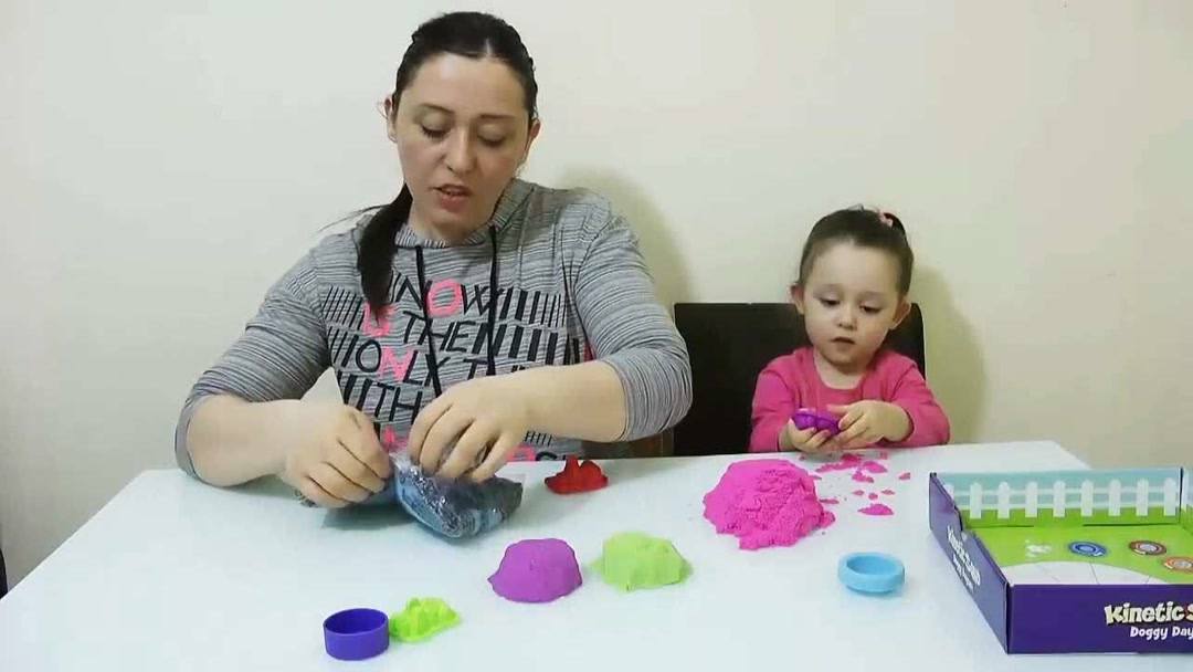 小萝莉和妈妈一起用橡皮泥捏动物