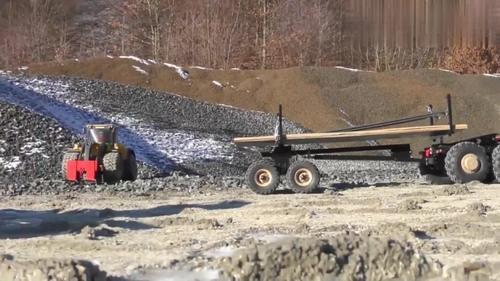 模型卡车,这样的碎石子路段,遥控操作是真有点难!