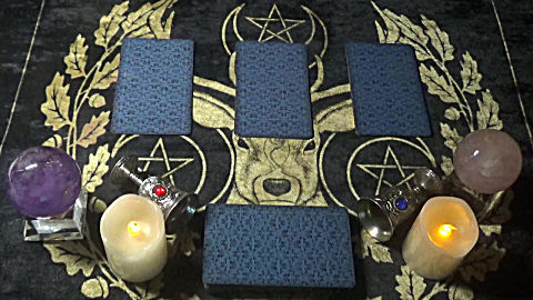 塔罗占卜:默念对方的名字,看他心里的想法以及他想告诉你的一些信息...