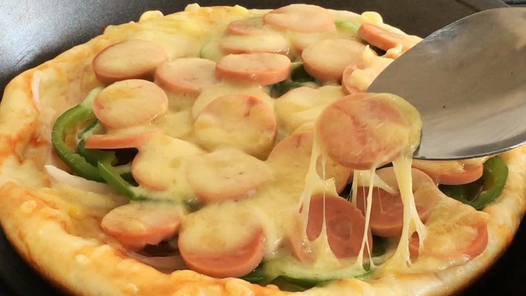 想吃披萨不用买,在家用平底锅就搞定,柔软拉丝,一人一块不够吃