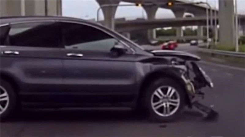 小女孩居然敢撞警车!真是一言不合就翻车