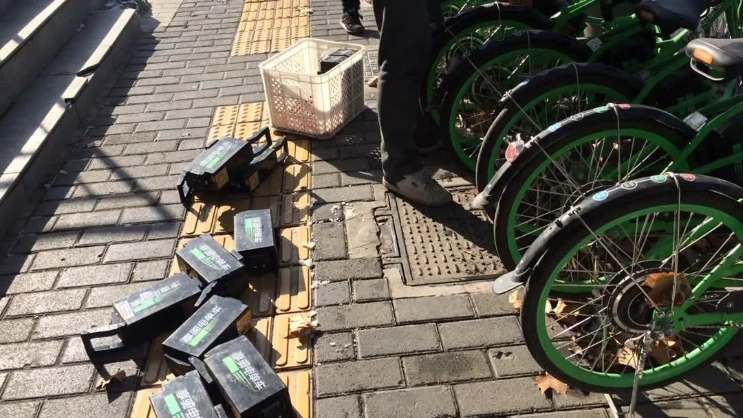 给共享电动车换电池 两小伙拉了一车电池