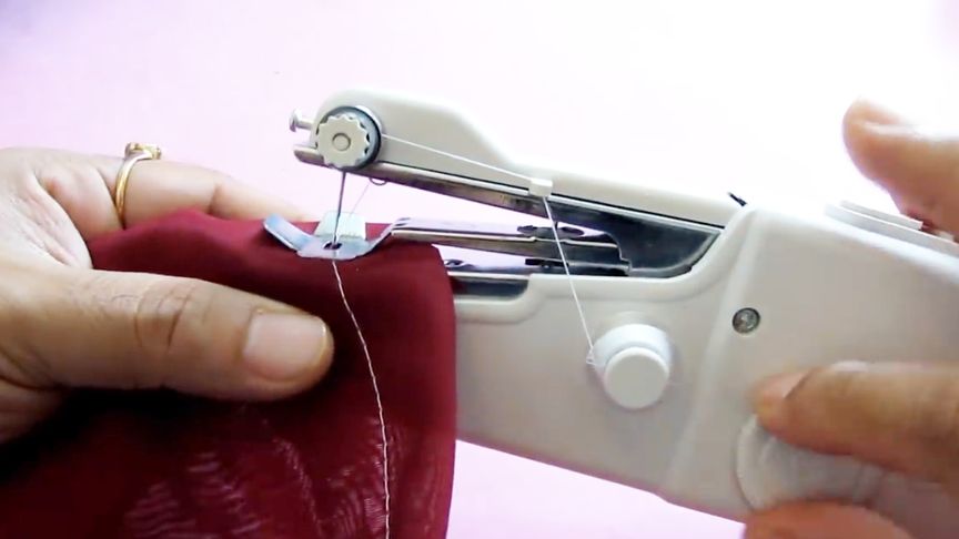 日本发明便携式缝纫机,外形像订书机,单手就能操作!