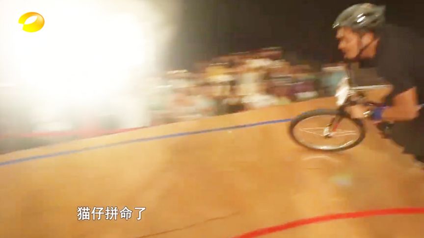 决胜于一秒之间!小伙参加死飞自行车竞速赛,输掉一秒就算是失败