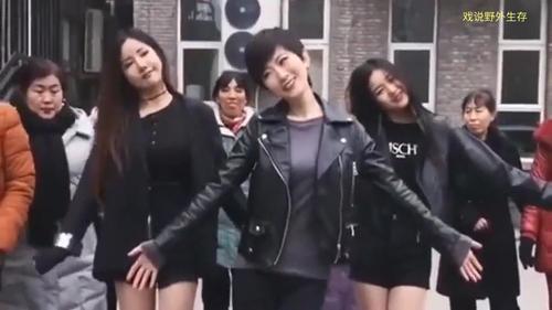 越来越多的人模仿这个舞蹈了,好调皮的小姐姐,模仿的惟妙惟肖