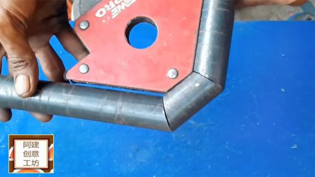 怎样用圆管折出双45度角?焊工大叔凭这门技术,拿下9000月工资