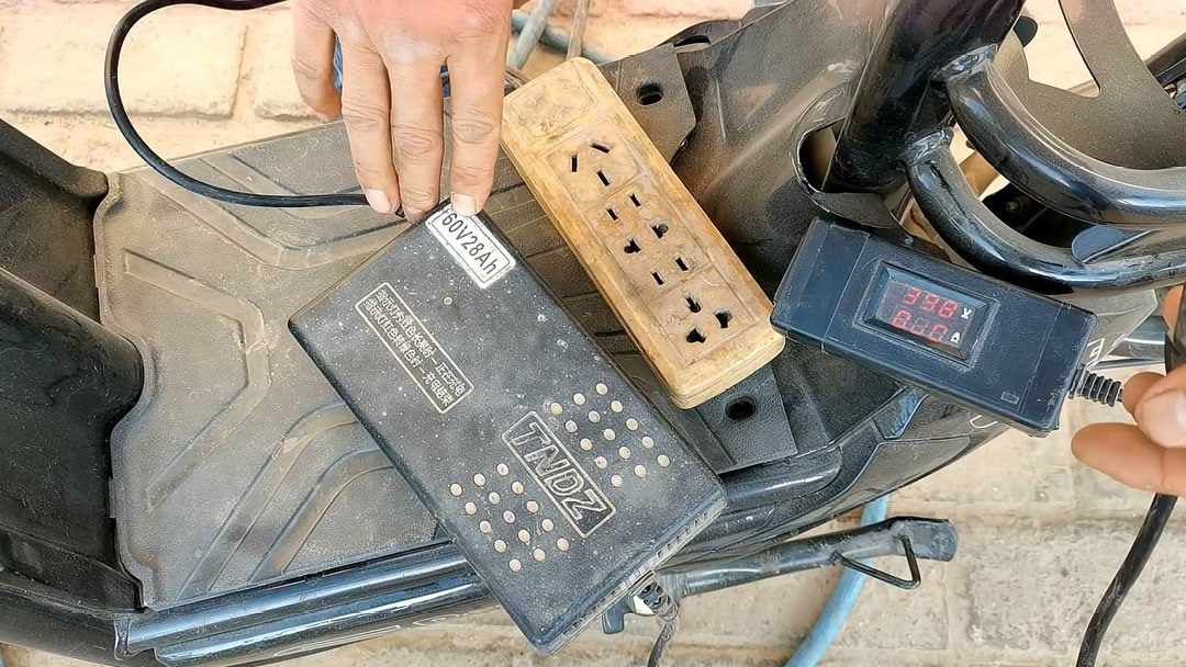 48伏12A电池充不进电,师傅用自识别充电器激活!收150你觉得咋样