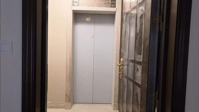 看样板房,电梯没有正对着入户门,现在交房了,该怎么办呢?