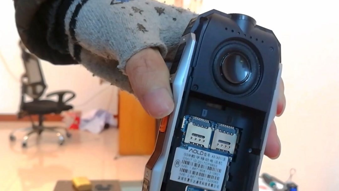 拼多多 109元4G三防老人手机开箱测评 壳厚灯亮大喇叭