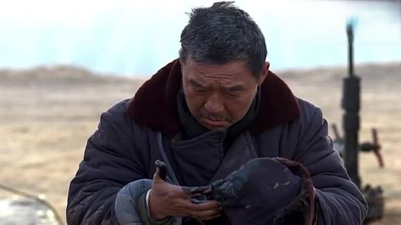 影视:大叔在抽油机等了一夜,结果睡着了,醒来时竟然流出了石油