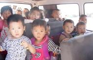这样的校车敢让孩子坐吗?20个孩子塞进小面!安全谁来担保?