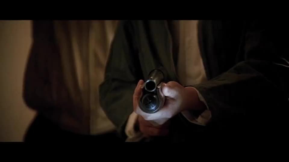 老式火枪威力十足,一枪就能穿破木门,里面的人防不胜防