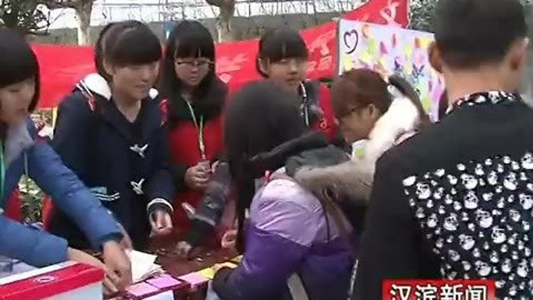 世界艾滋病日宣传走进大学校园