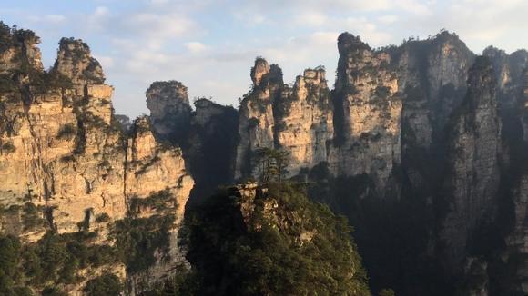 张家界有个杨家界景区,这里的山峰奇特有一些擎天柱