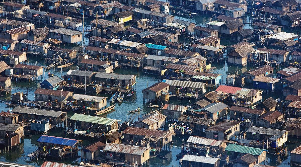 这里的人们饱受贫穷与疾病困扰,与商业区相邻却没人愿意搬离