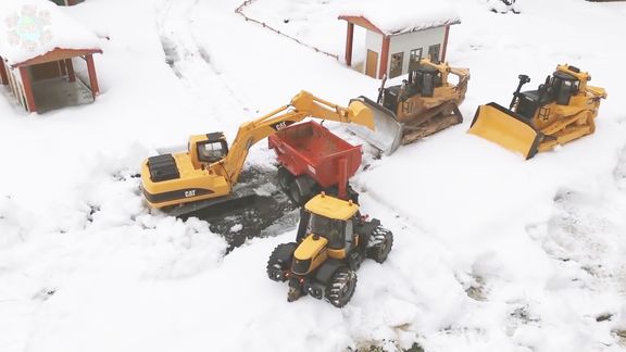 遥控仿真工程车模型,各种装备来铲雪,工作效率很高