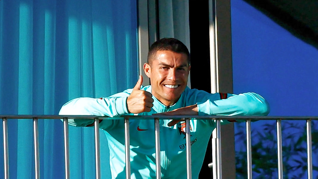 C罗感染新冠后首次亮相 竖大拇指表示一切都好!