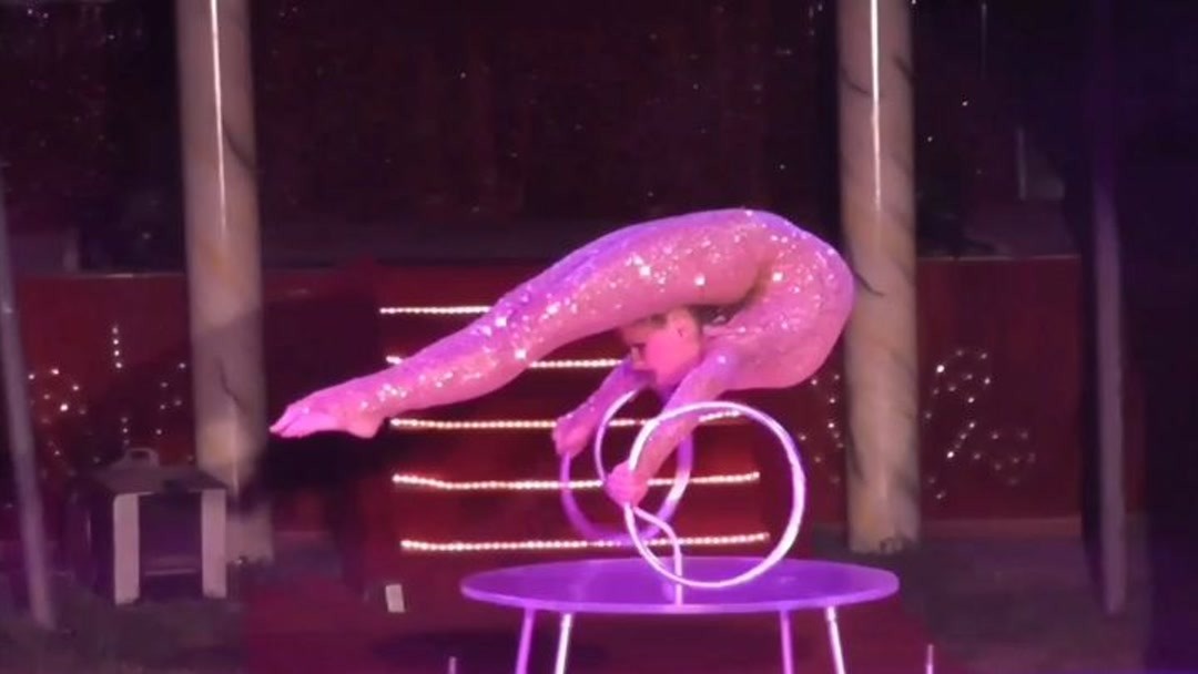 美女柔术杂技表演