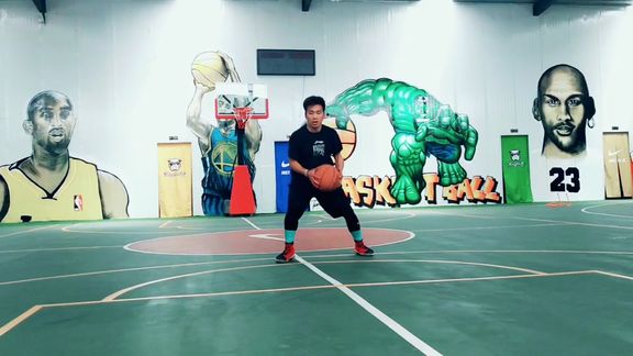 变式交叉步之背后变向,中级训练。饭要一口一口吃,球也要一步一步的...