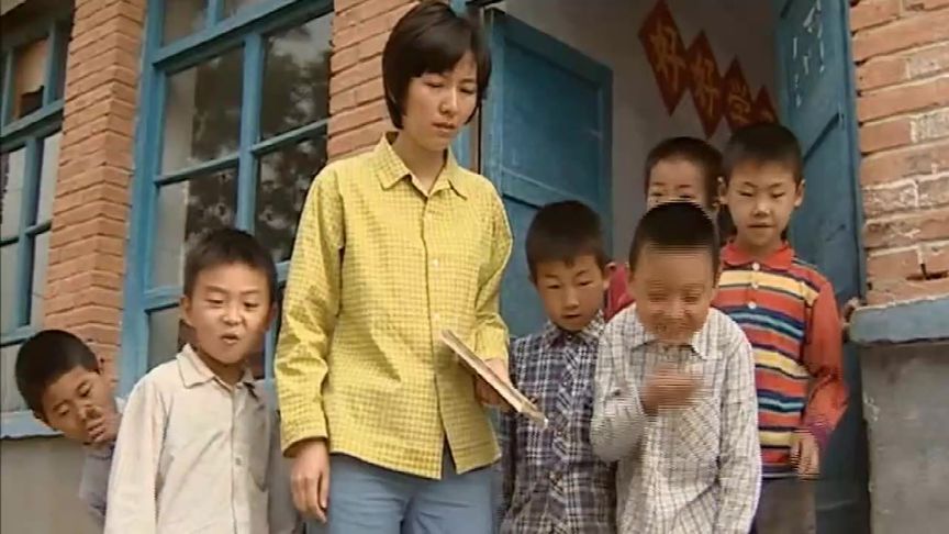 暖春:小朋友们都在教室上课,小花却只能趴在窗户外面偷看!